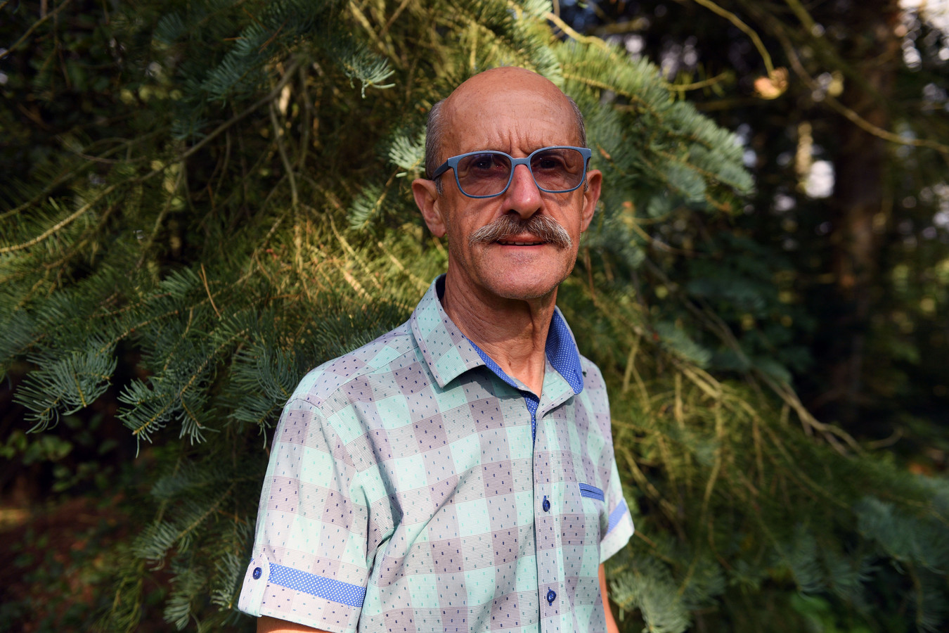 Kunstenaar Jean De Keyser maakt miniaturen in holtes van oude huizen ...