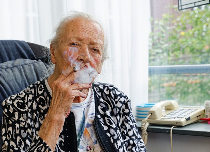 Neeltje (90) mag vanaf 1 oktober niet meer roken in haar appartementje ...
