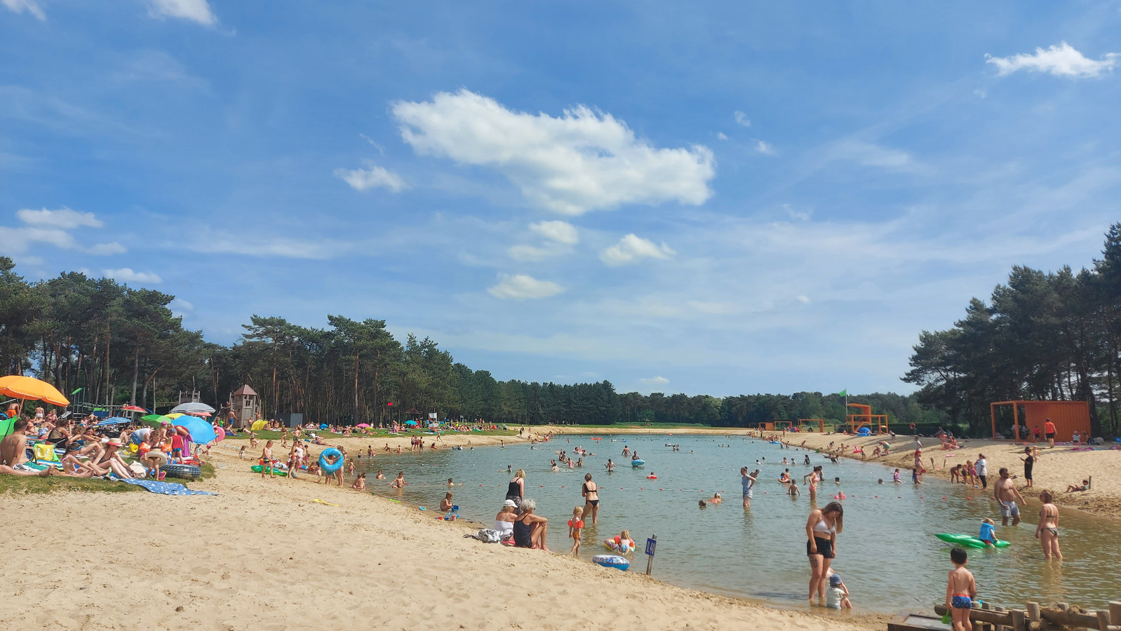 Stralend lenteweer lokt honderden bezoekers naar De Mosten | Foto | hln.be