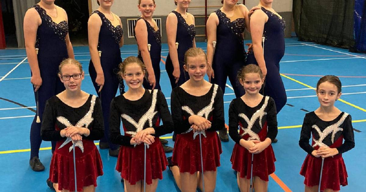 Mini- en majorettes van Excelsior Winterswijk plaatsen zich voor ...