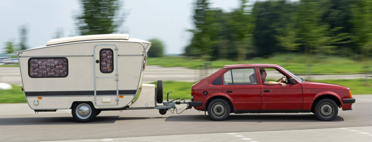 Adrie van Mil trekt veel bekijks op de camping met zijn combinatie uit ...