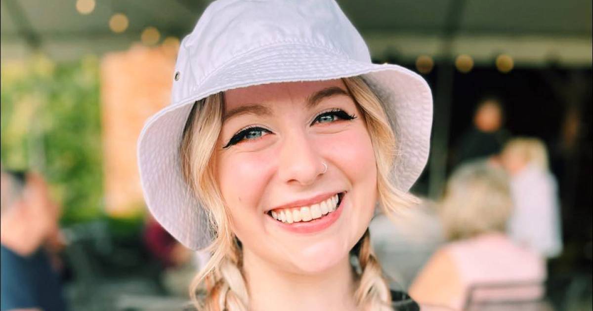 Lerares Abby aan beterende hand nadat 6-jarige leerling haar in de ...