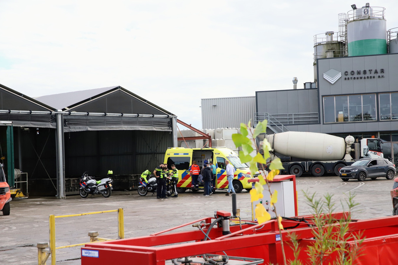 Traumahelikopter rukt uit voor bedrijfsongeval bij betoncentrale in ...