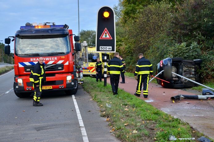 Ravage na crash tegen lantaarnpaal op Backer en Ruebweg in Breda | Breda | bndestem.nl