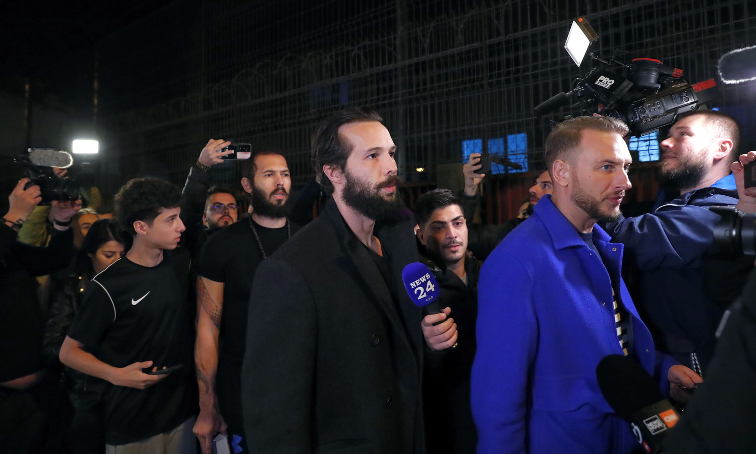 Controversiële influencer Andrew Tate vrijgelaten uit Roemeense ...