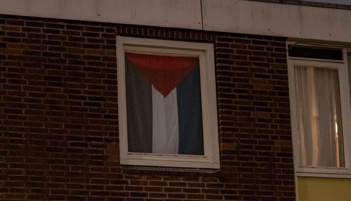 Na aanbellen gaat de deur open bij Rotterdams huis van terreurverdachte ...
