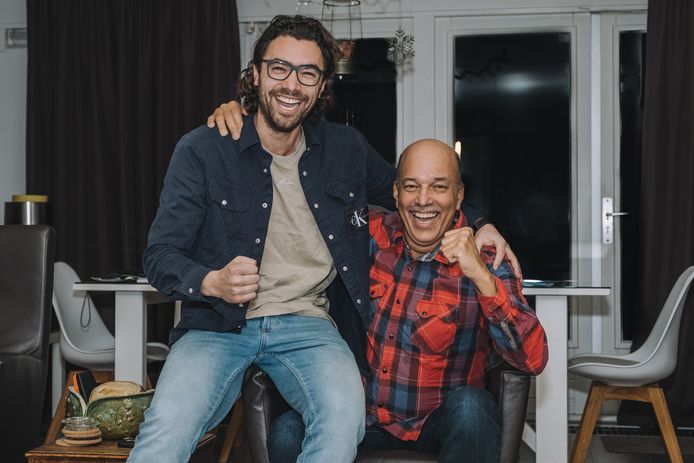 Vader Raymond en zoon Daniël zijn gek van fysiotherapie en geven de ...