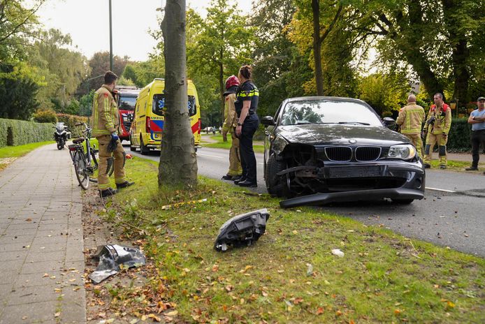 Auto raakt van de weg en botst tegen boom in Aarle-Rixtel: bestuurder gewond | Laarbeek | ed.nl