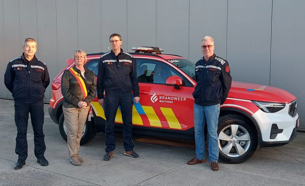 Nieuwe auto brandweerpost Zonnebeke vervangt 24 jaar oude bestelwagen ...