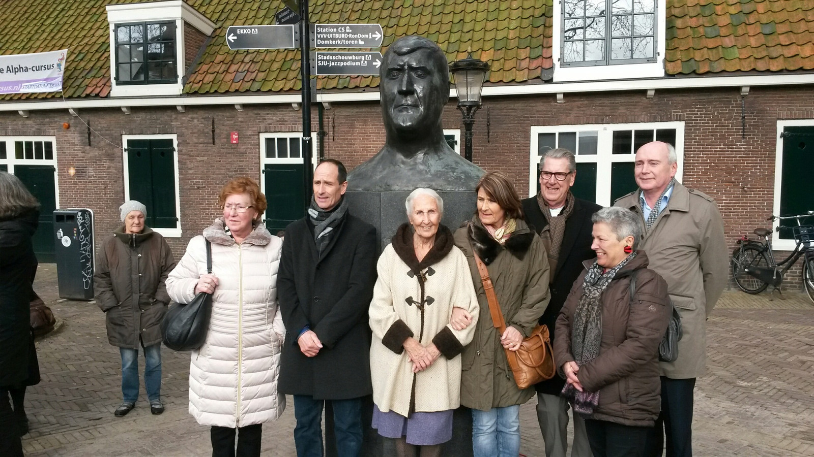 Beeld van Anton Geesink onder de vogelpoep: ‘Is dit de manier waarop de ...