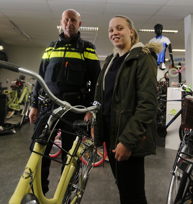 Gedupeerde Kelly (16) krijgt nieuwe fiets door wijkagent | Dordrecht ...