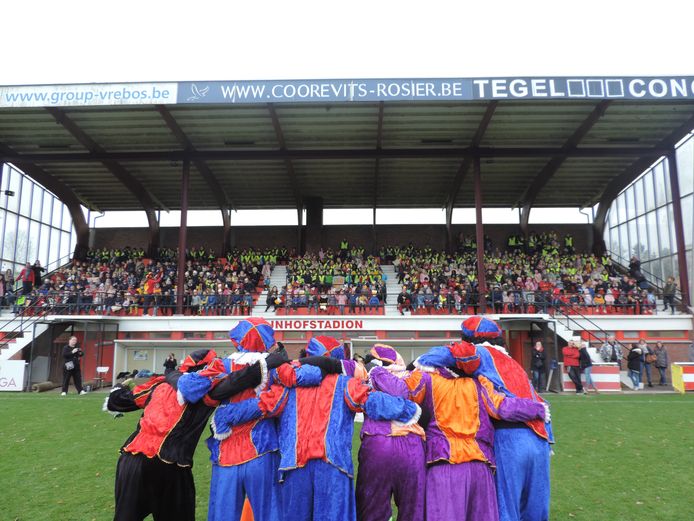Zwarte Pieten spelen voetbal tegen ouders GBO-leerlingen | Overijse ...