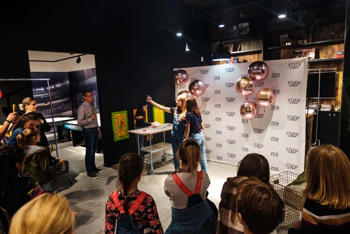 Influencer Stien Edlund (18) ontmoet 400 fans in Zoersel | Zoersel | hln.be