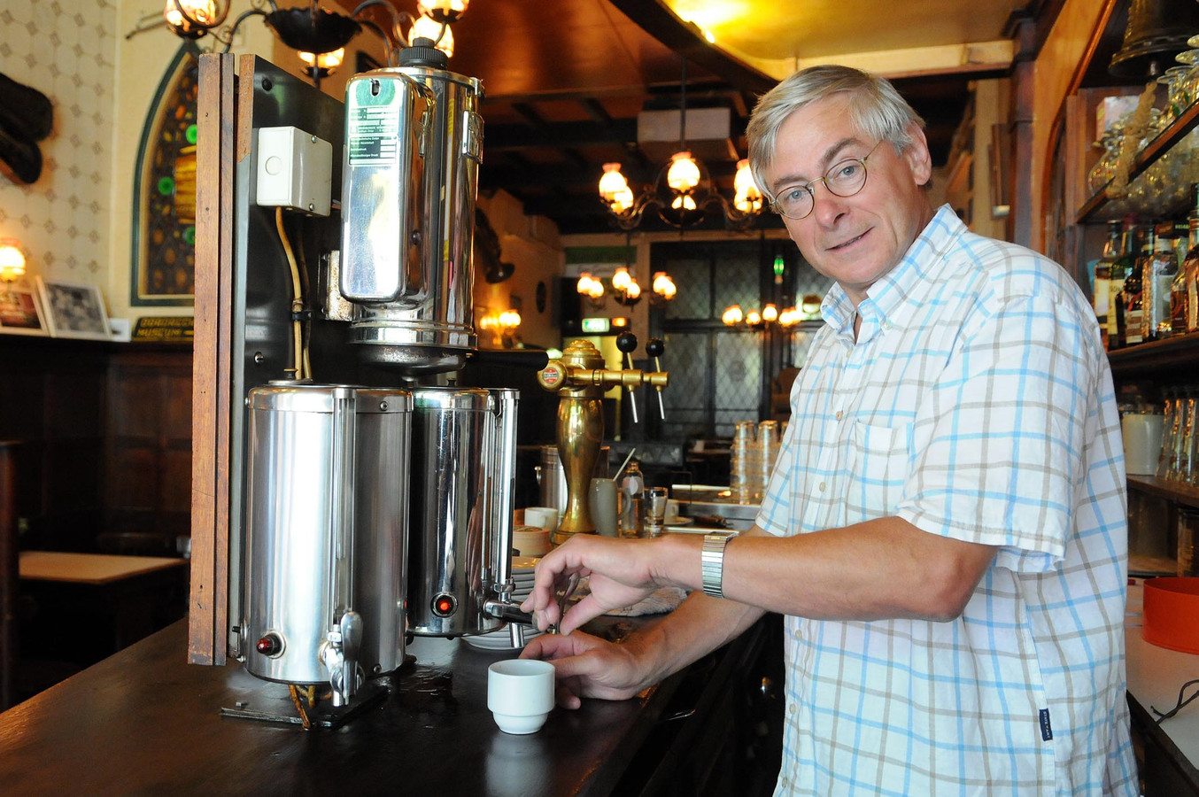 Afscheid van Jaap Mol midden in zijn oude café Visser’s Poffertjessalon ...