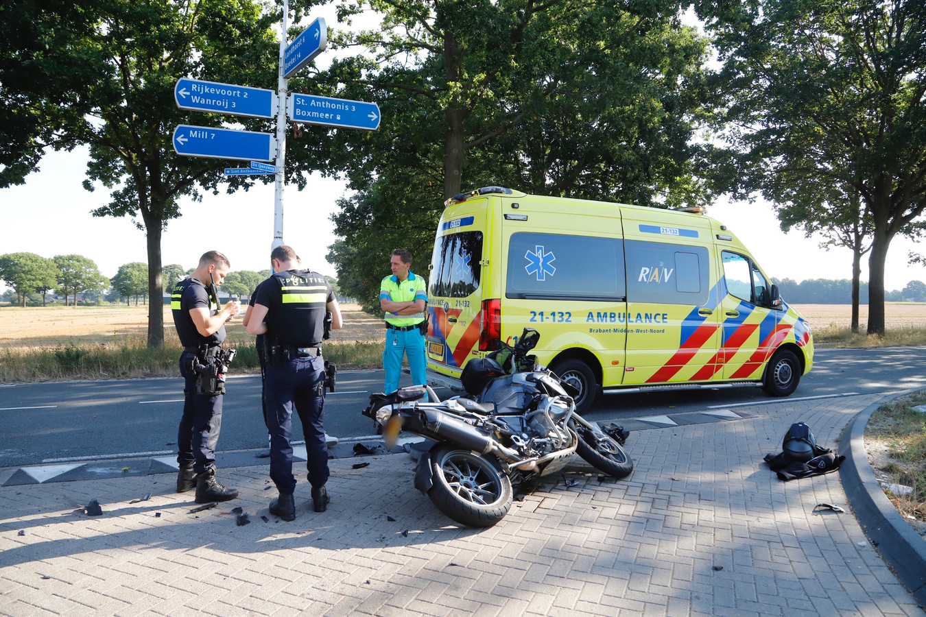 Motorrijder gewond door botsing met auto in Ledeacker | Foto ...