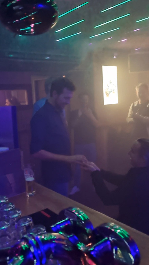 Huwelijksaanzoek loopt bijna in de soep, maar in een volle kroeg gaat ...