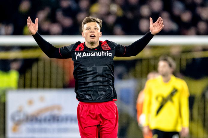 Uitgerekend Sydney van Hooijdonk velt het NAC van vader Pierre en ...