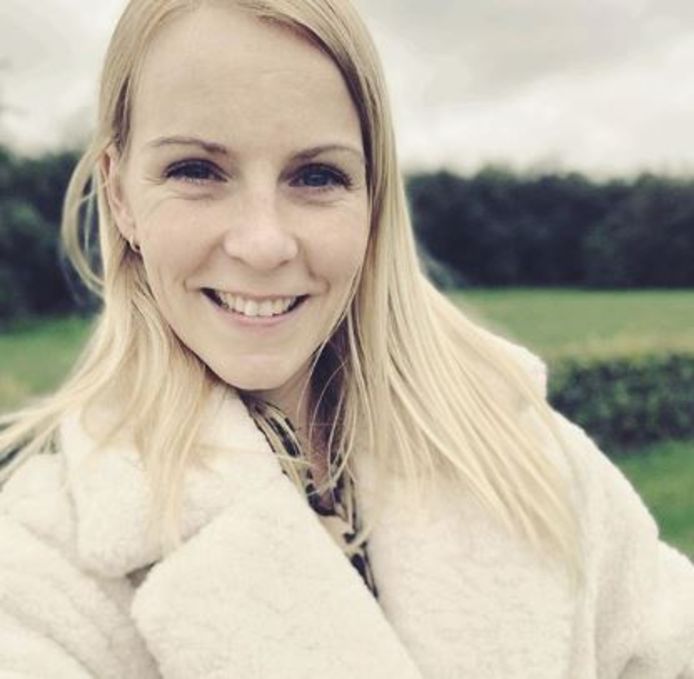 Fara deelt intiem familiekiekje en Frank geniet met Melanie in de sauna ...