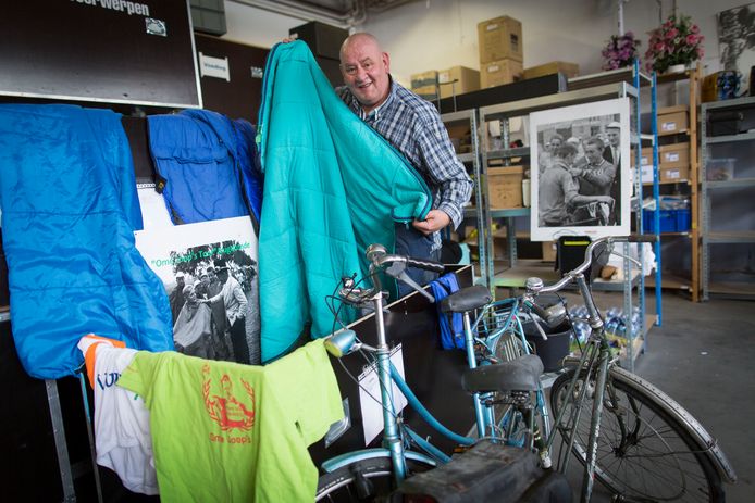 Marcel helpt gehandicapte buurman die door wirwar aan regels rolstoel ...
