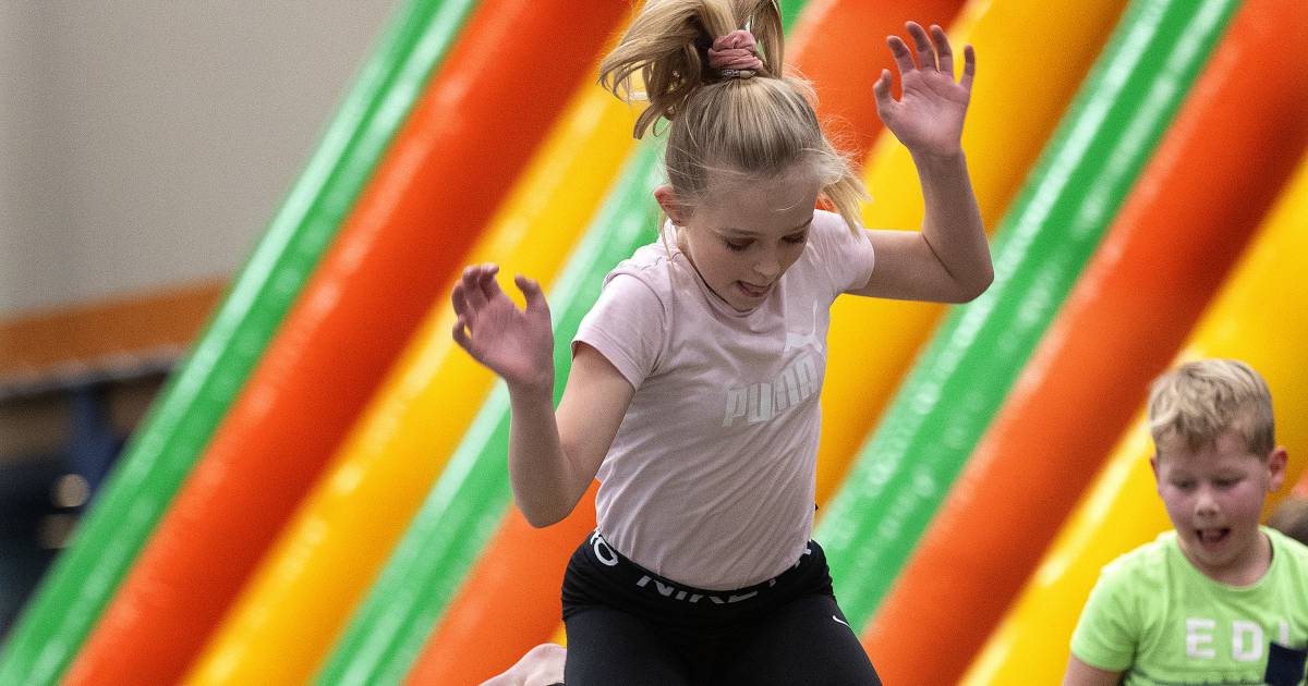 Ruim 400 kinderen springen in het rond tijdens het springkussenfestival ...
