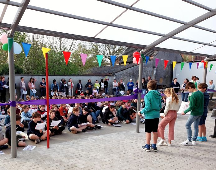 Nieuwe speelplaats met modern afdak in ’t Zarlarhartje | Geraardsbergen ...