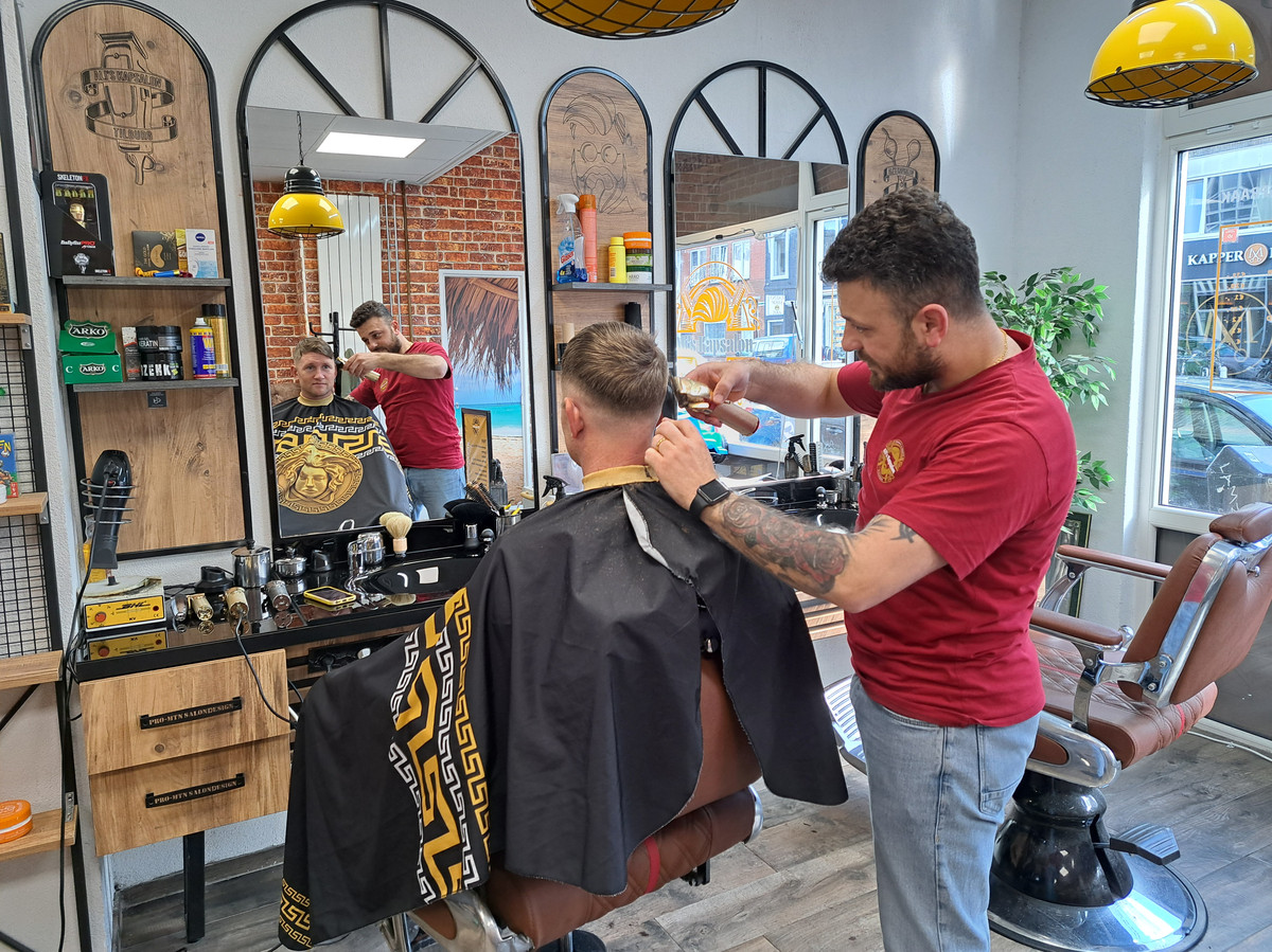 Terwijl iedereen samenkomt voor het Suikerfeest, werkt kapper Ali (36) gewoon door: ‘Ik heb hier ...