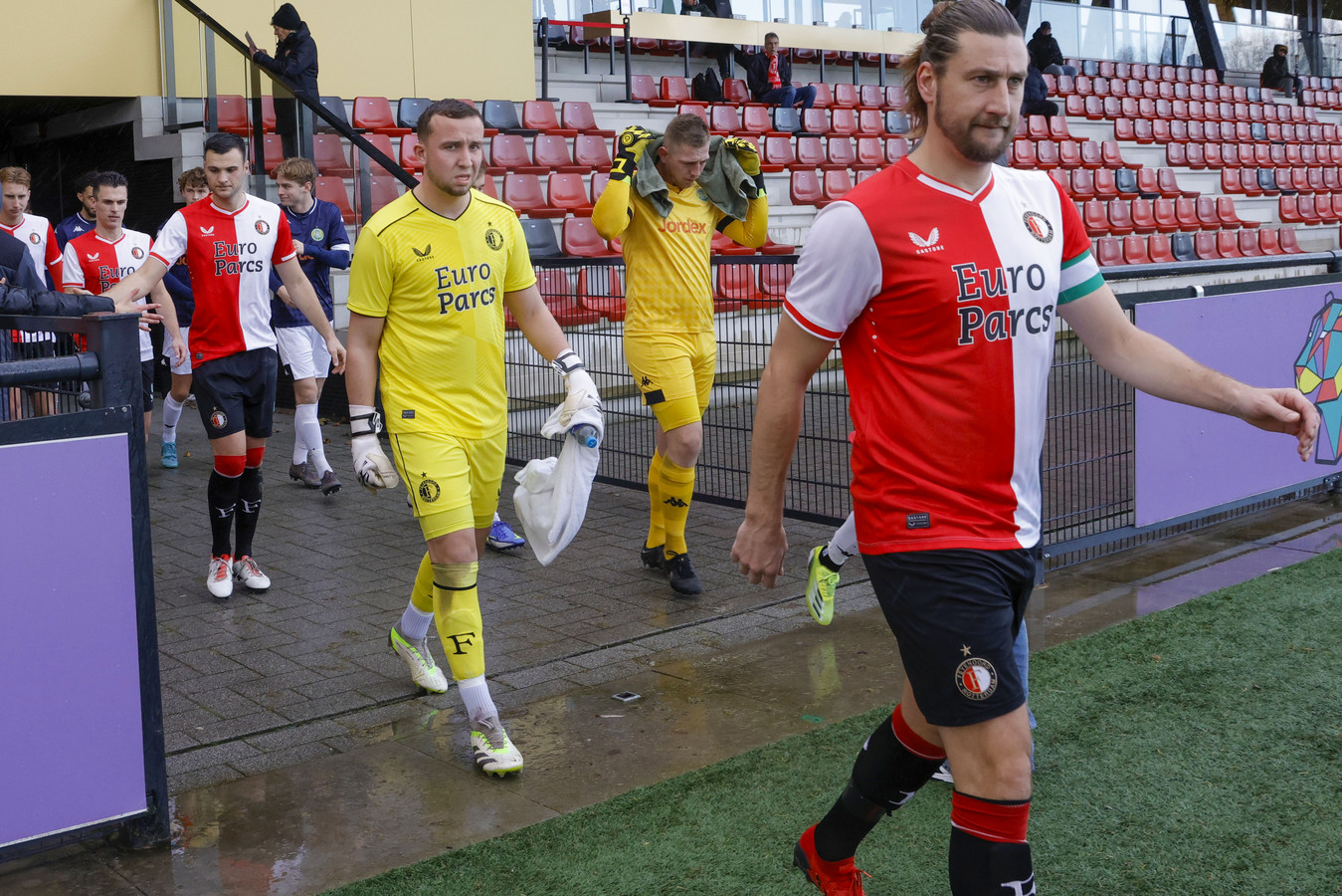 Dubbeldam wint met 0-14 en drie keer rood in Hardinxveld; dit is het overzicht van het ...