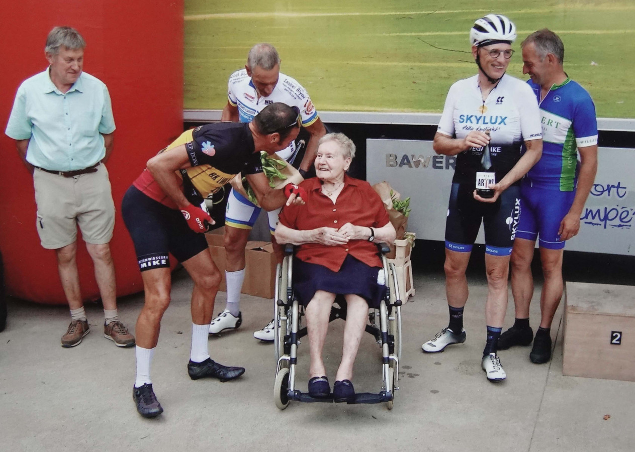 Anna (101) is het oudste bloemenmeisje van het land: “De verliezer ...