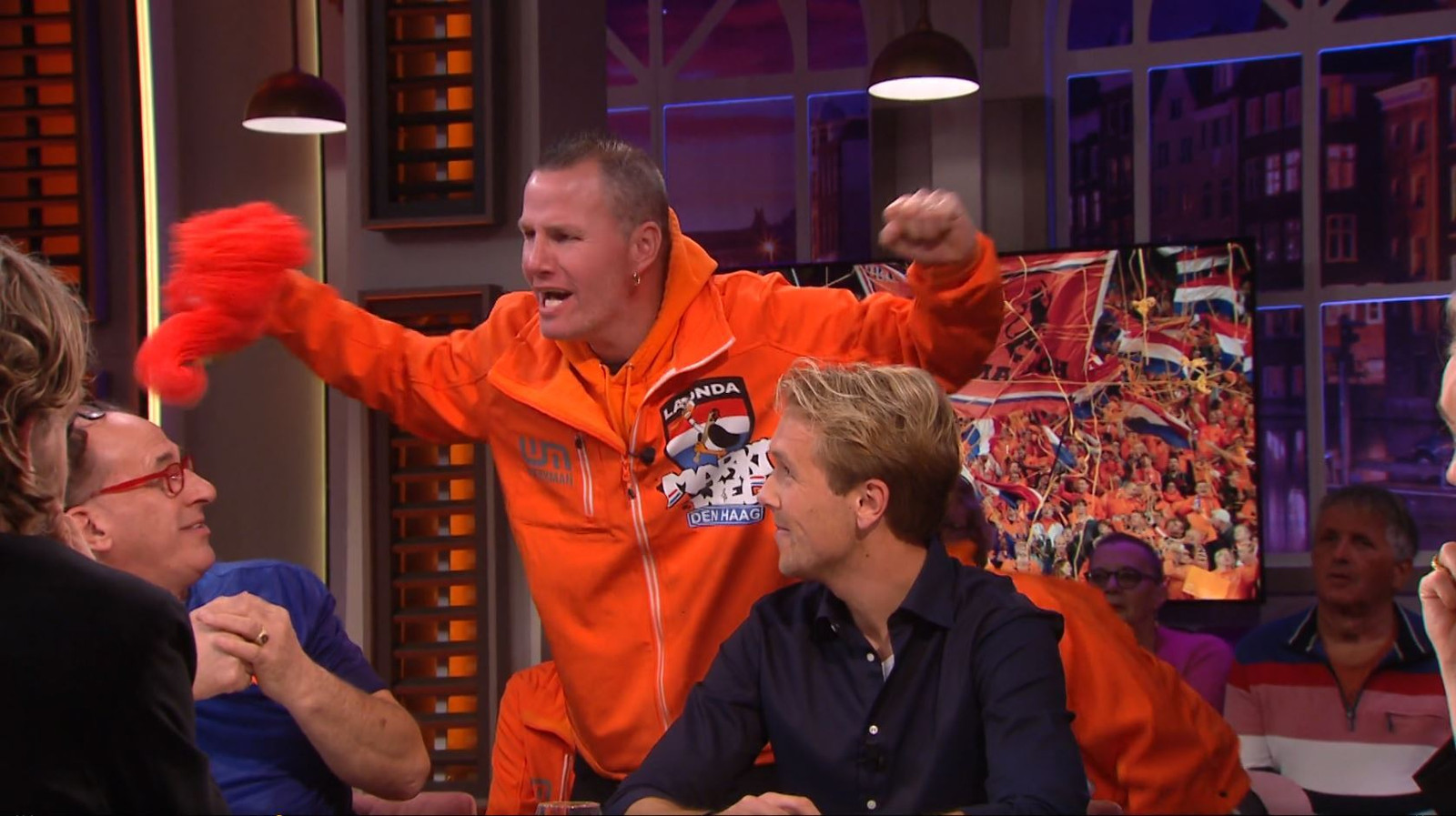 Boze Oranjesupporters lopen weg bij Jinek: ‘Wat een slap geouwehoer zeg ...