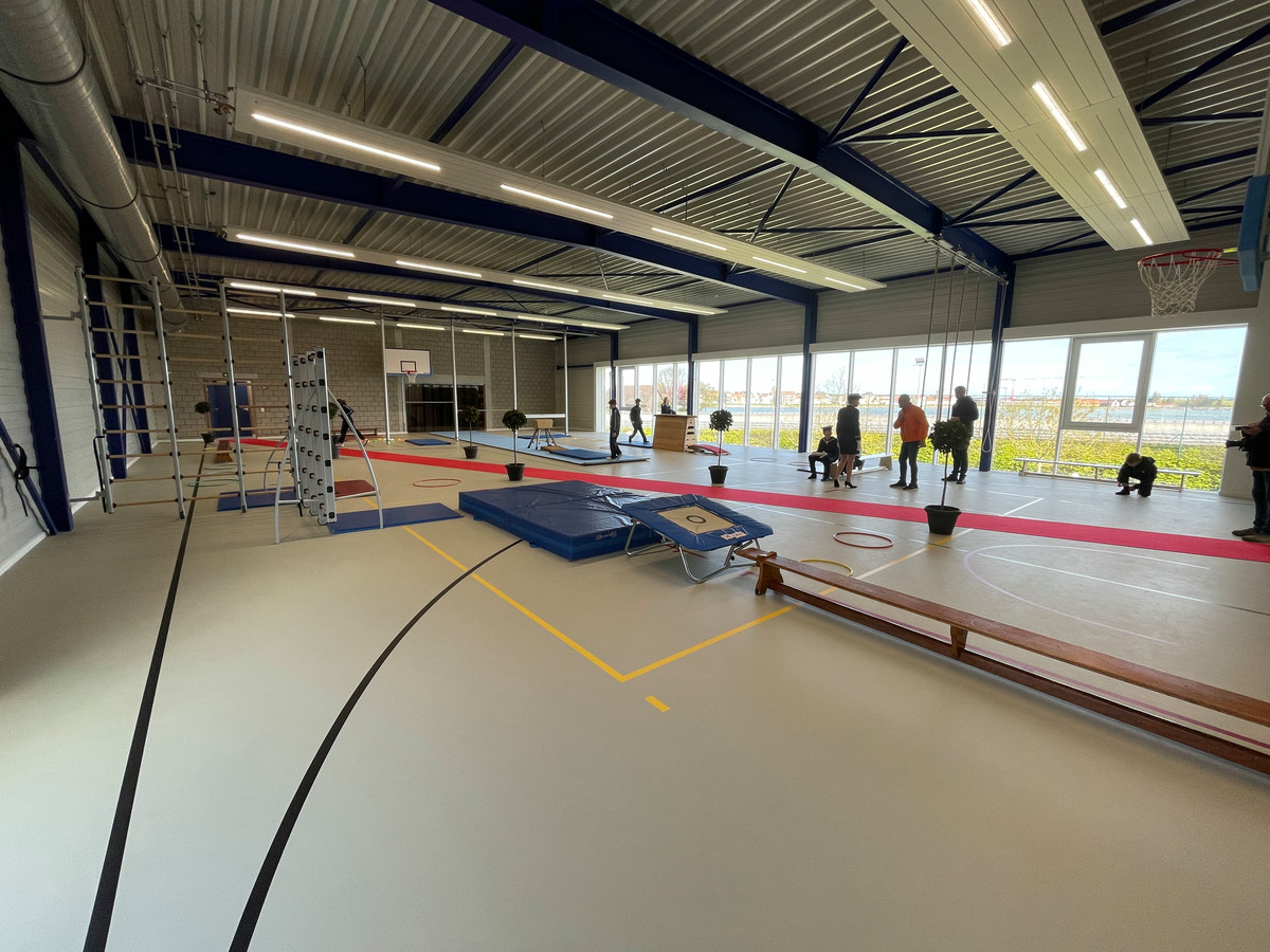 Kinderen Koninklijk Werk Ibis sporten in nieuwe turnzaal met zicht op ...