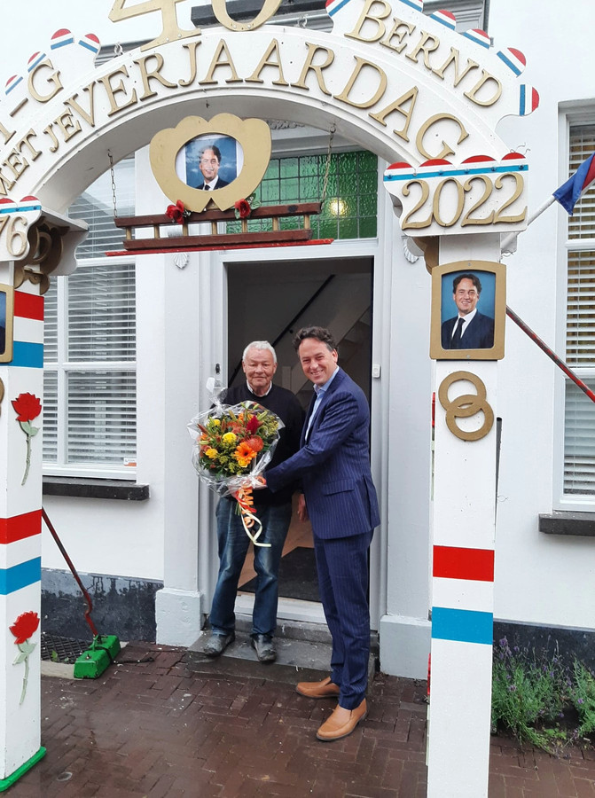 Nachtburgemeester bouwt ereboog voor jarige burgemeester: ‘Hij woont ...