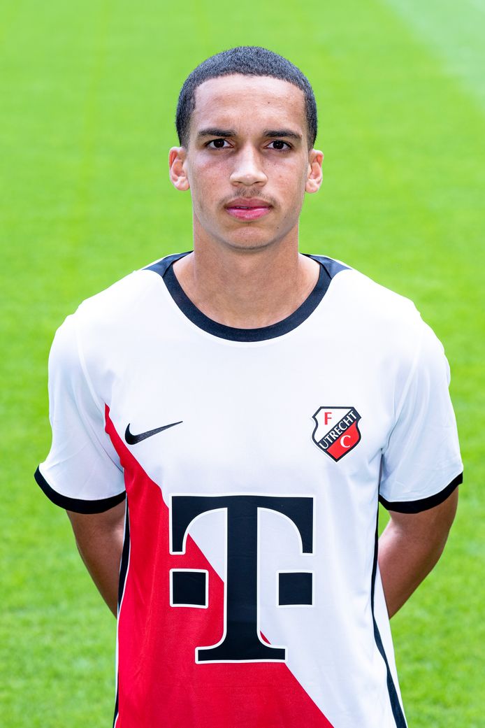 Joshua Mukeh verruilt het Utrechts rood-wit voor dat van TOP Oss | TOP ...