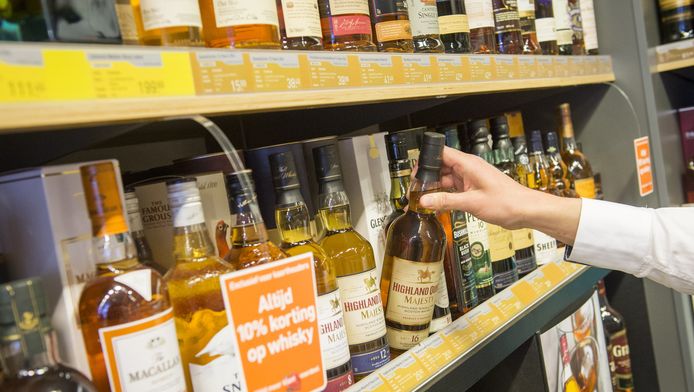 Slijterijen in verzet tegen borrelshops | Gezond | AD.nl