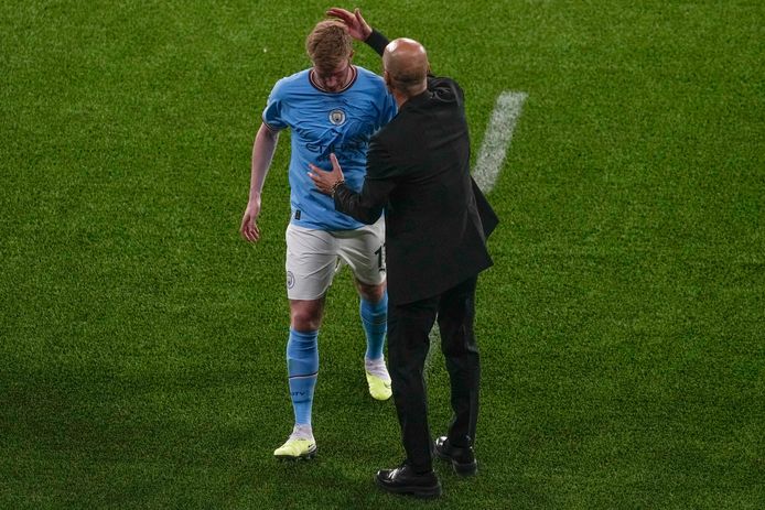 Weer pijnlijke aftocht Kevin de Bruyne in Champions League-finale: ‘Mijn hamstring knapte ...
