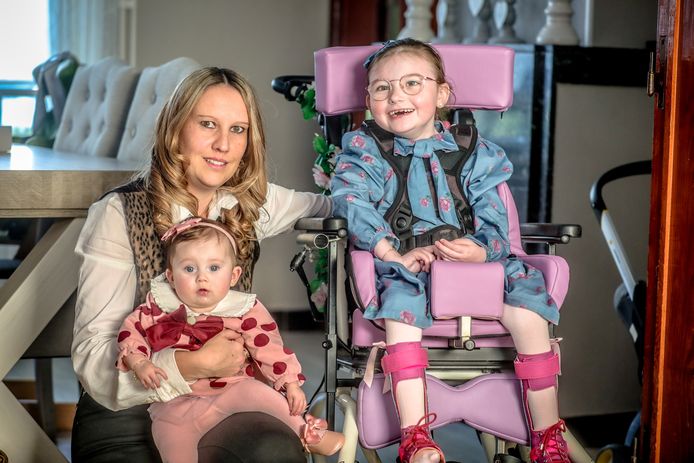 Lilou (7) kan al 5 minuutjes rechtop zitten, maar mama Valerie (39) zet ...