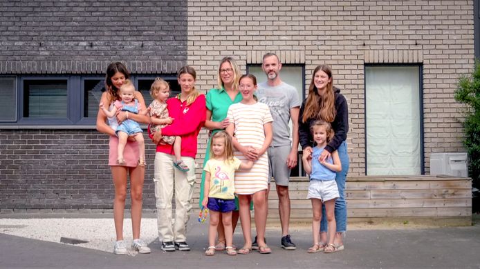 Stéphanie Planckaert kijkt binnen bij gezin van Stéphanie en Nico met 8 dochters: “Leven met 9 ...
