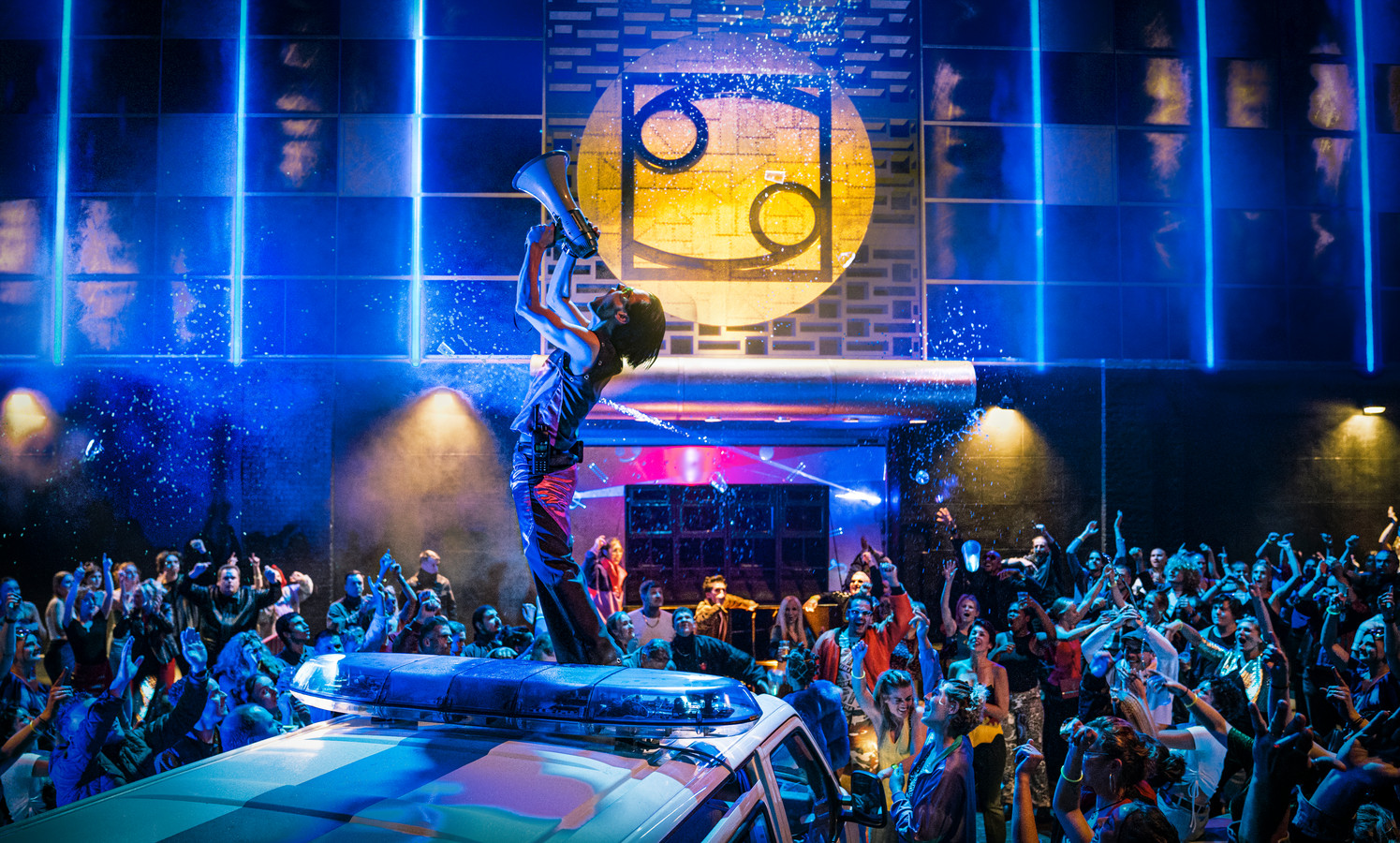 Eerste beeld uit ‘Zillion’, met Matteo Simoni als Dennis Black Magic ...