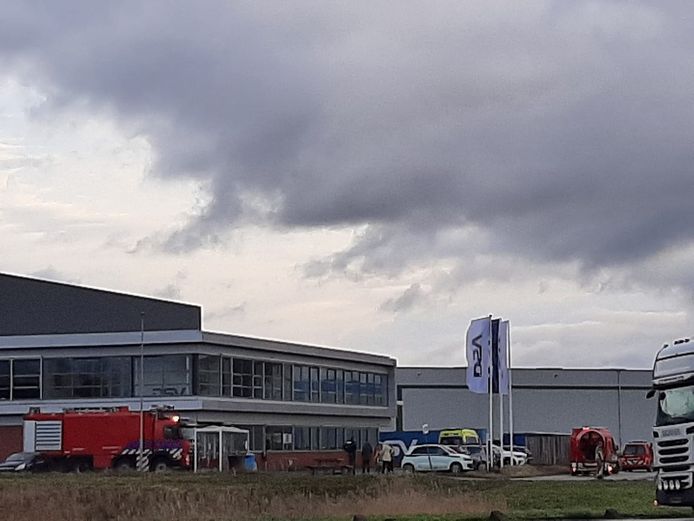 Brand door pallet met oververhitte accuopladers heftrucks bij DSV ...