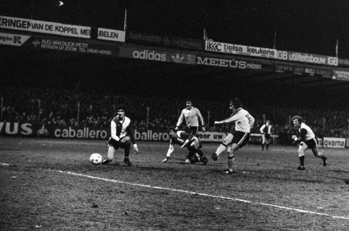 Engelse cultheld (71) loopt 165 kilometer tussen stadions van ex-clubs ...