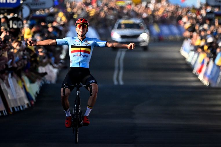 Remco Evenepoel is wereldkampioen wielrennen na indrukwekkende solo