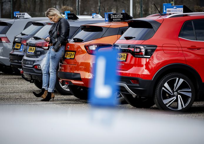 Rijles nemen wordt nog meer wachten; rijscholen overvol | Auto | AD.nl