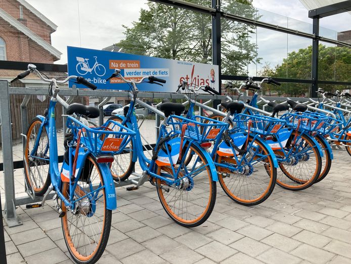 Blue-Bike gaat van start met deelfietsen aan het station | Temse | hln.be