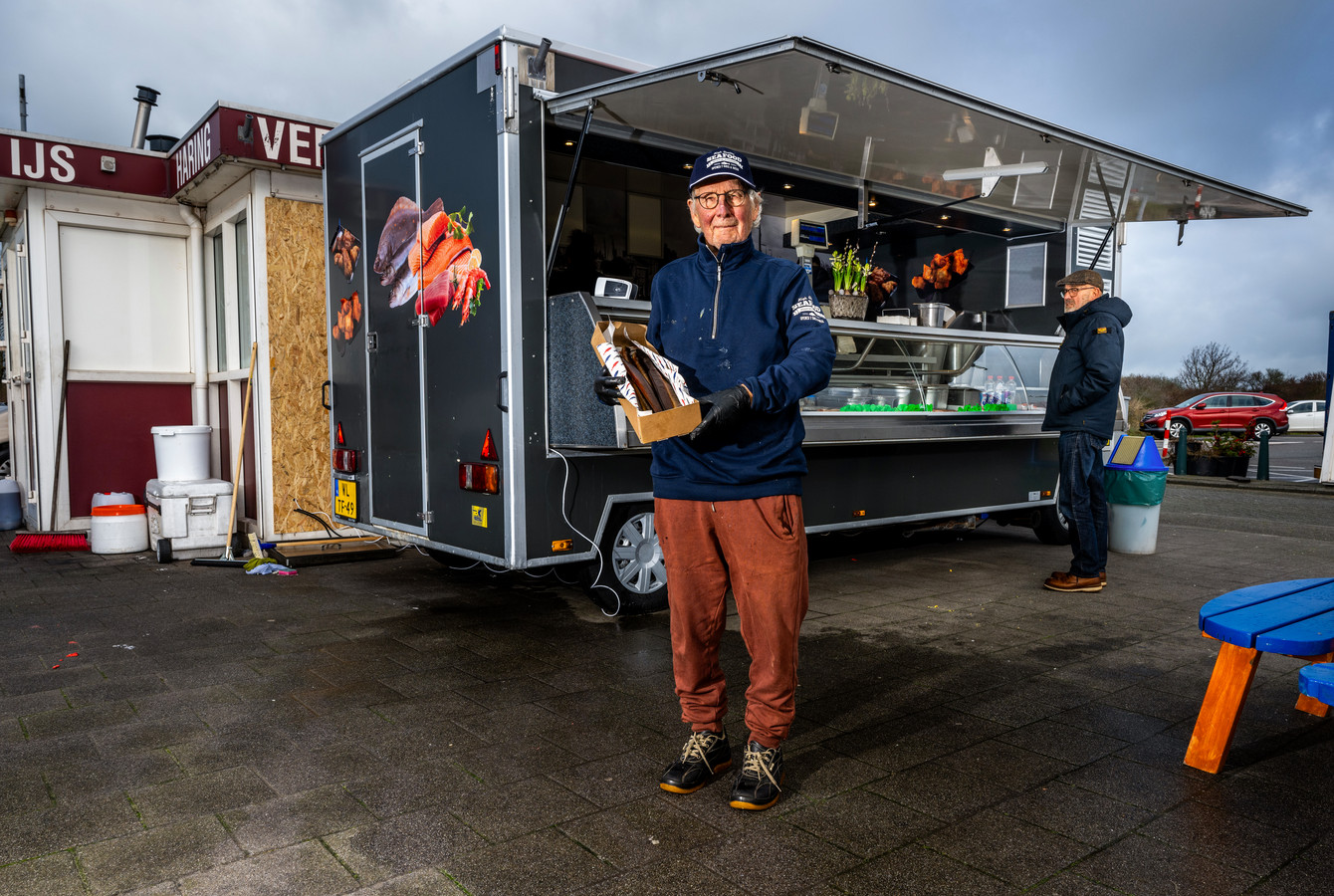 Cees bakt weer als vanouds zijn vis na knal bij kraam: ‘We zijn wel ...