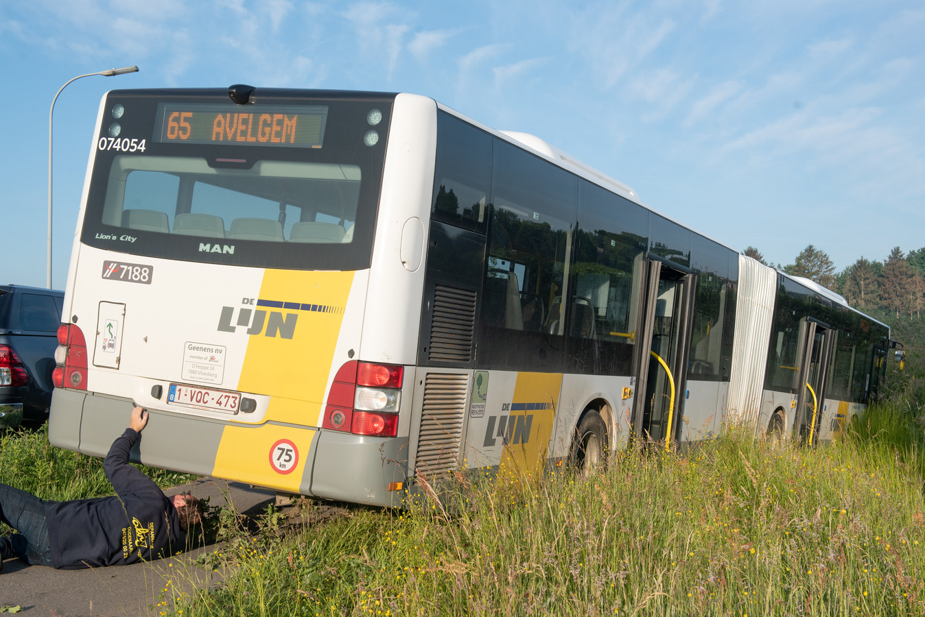 Autobus van De Lijn belandt in berm nadat chauffeur onwel wordt | Foto ...