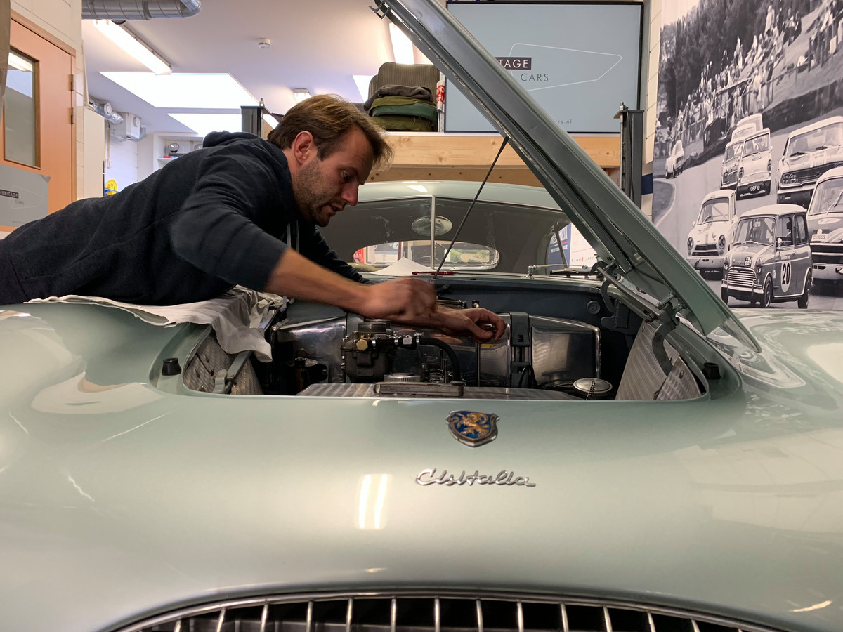 Geert uit Hengelo geeft klassieke auto’s tweede leven: ‘Aston Martin is ...