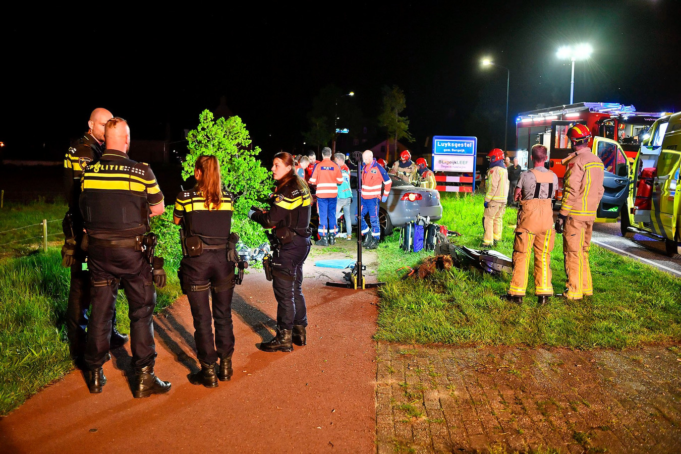 Bestuurster neemt bocht te ruim en rijdt frontaal tegen boom in Luyksgestel, traumaheli ...