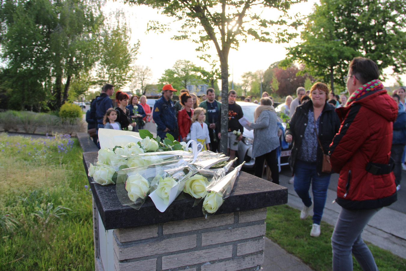 KIJK. Ouders en collega’s verrassen ‘Tante Kim’ van geschorste crèche na dood baby: “Dankzij hen ...