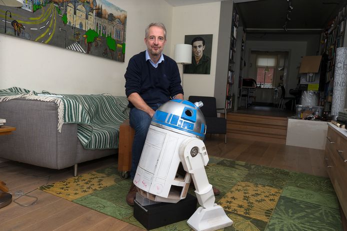Bram (51) tovert prullenbak om tot levensechte Star Wars-robot: ‘Dit is ...
