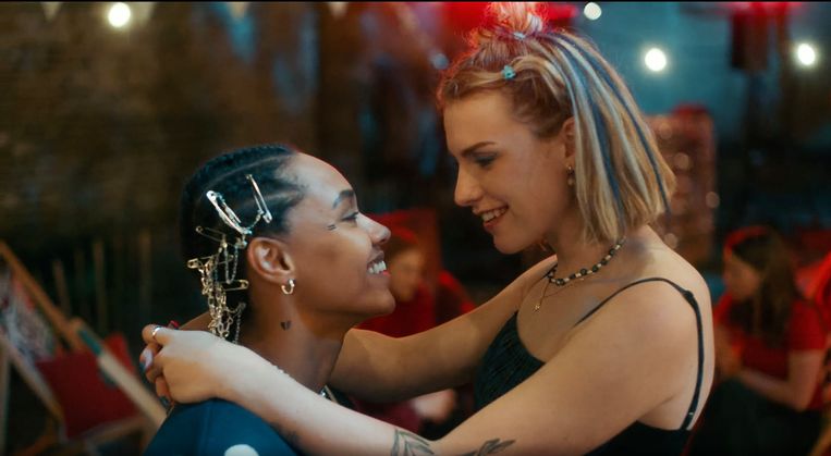 Olijke tv-presentatrice Gloria Monserez legt de hyperkinetische kanarie ...