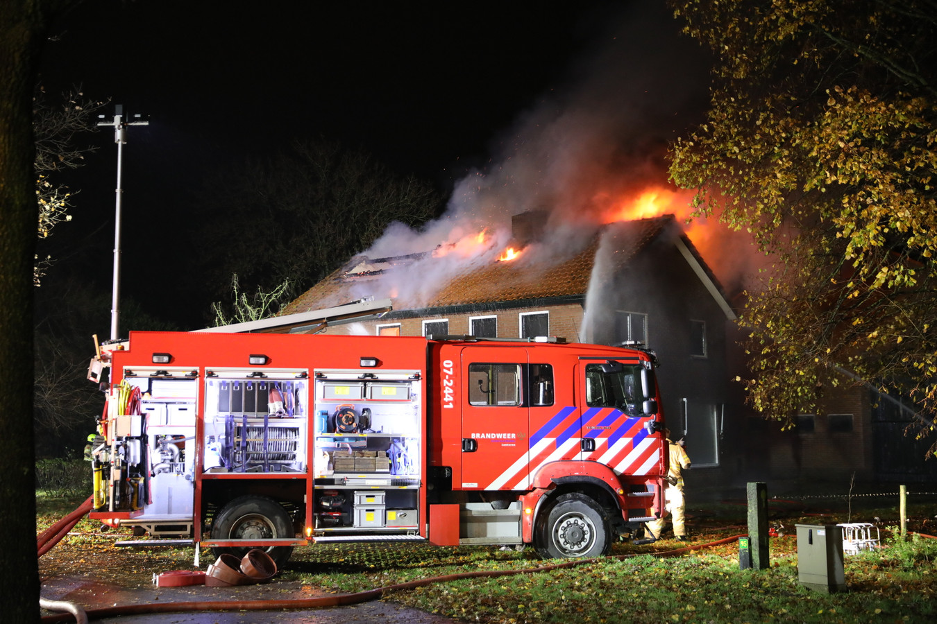 Grote brand in woning, brandweer rukt massaal uit | Foto | AD.nl